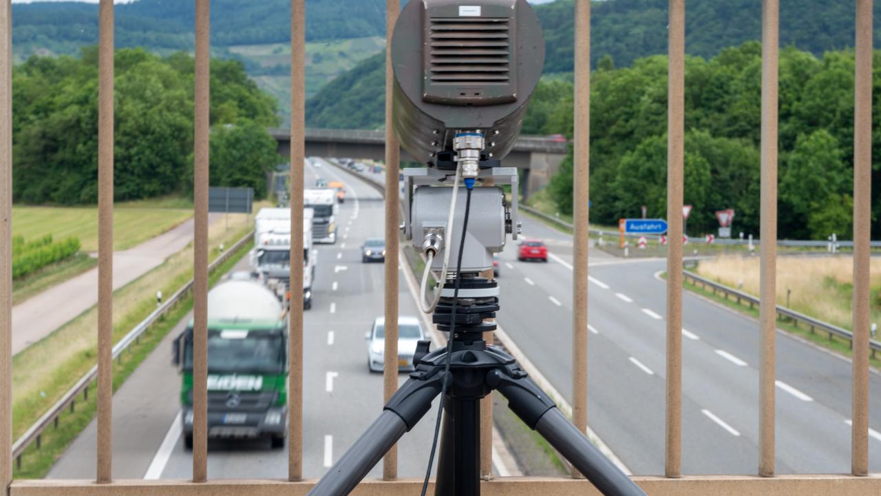 Handy-Blitzer: Monocam erfasst Smartphone-Nutzung am Steuer - 3sat ...